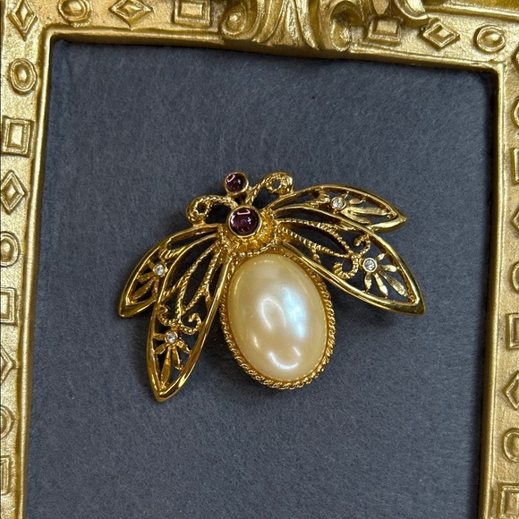 Avon | Jewelry | Vintage Avon Natures Flight Bee Insect Brooch With A ...